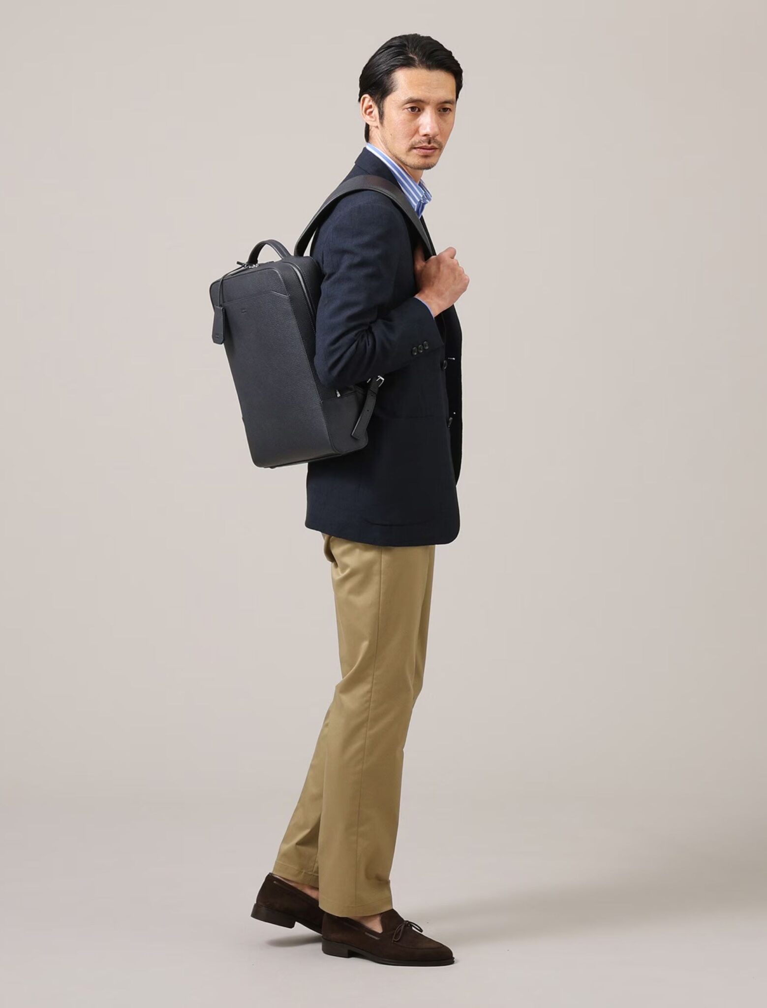 NAVY VEGETABLE LEATHER BOX BACKPACK (G8701073) – TAKEO KIKUCHI Thailand